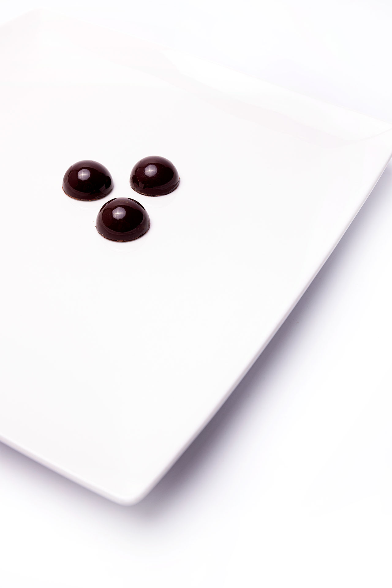 Dark chocolate bonbon with earl grey gel | Gastronomixs