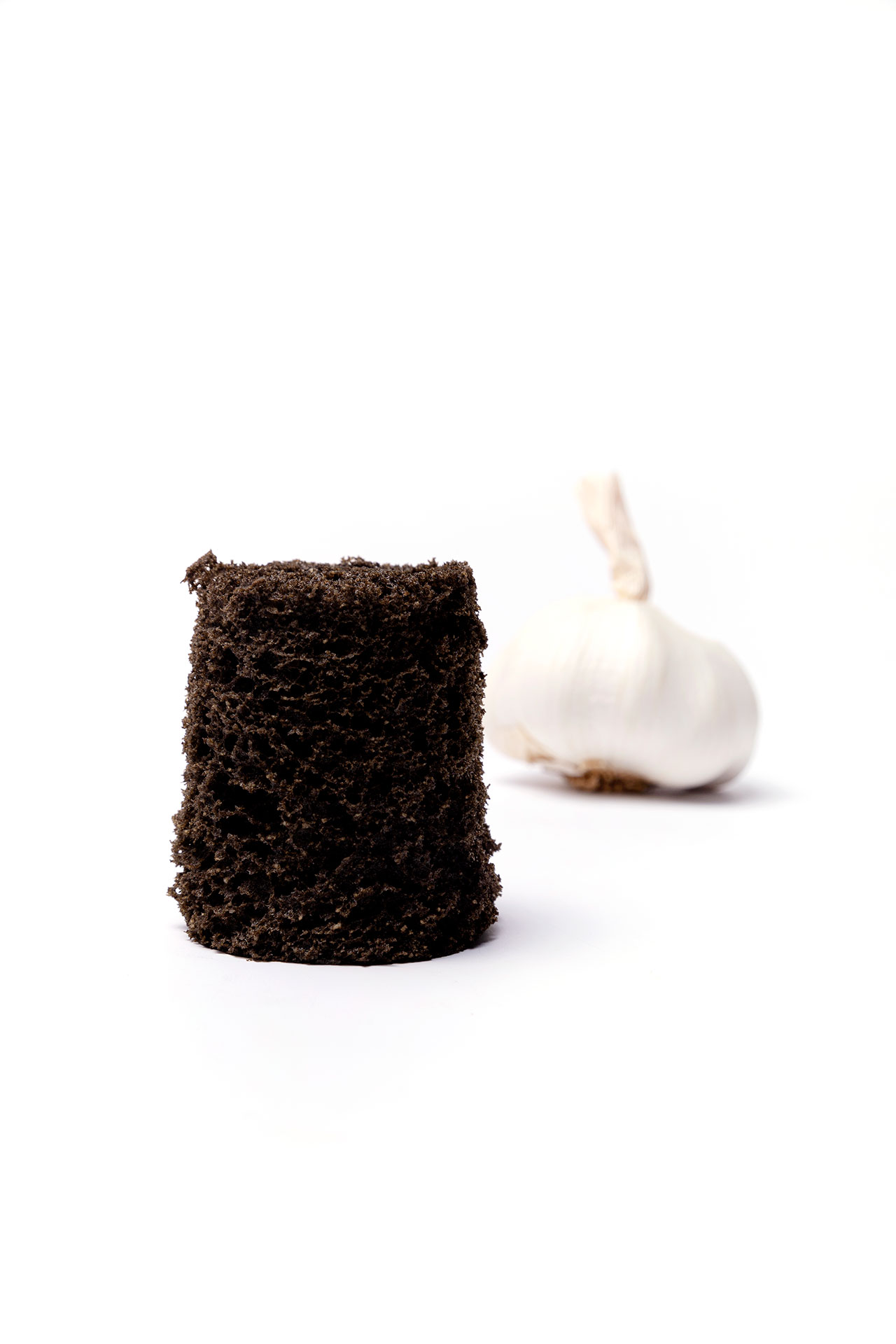 Black garlic sponge cake | Gastronomixs