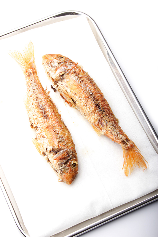Whole fried red mullet | Gastronomixs