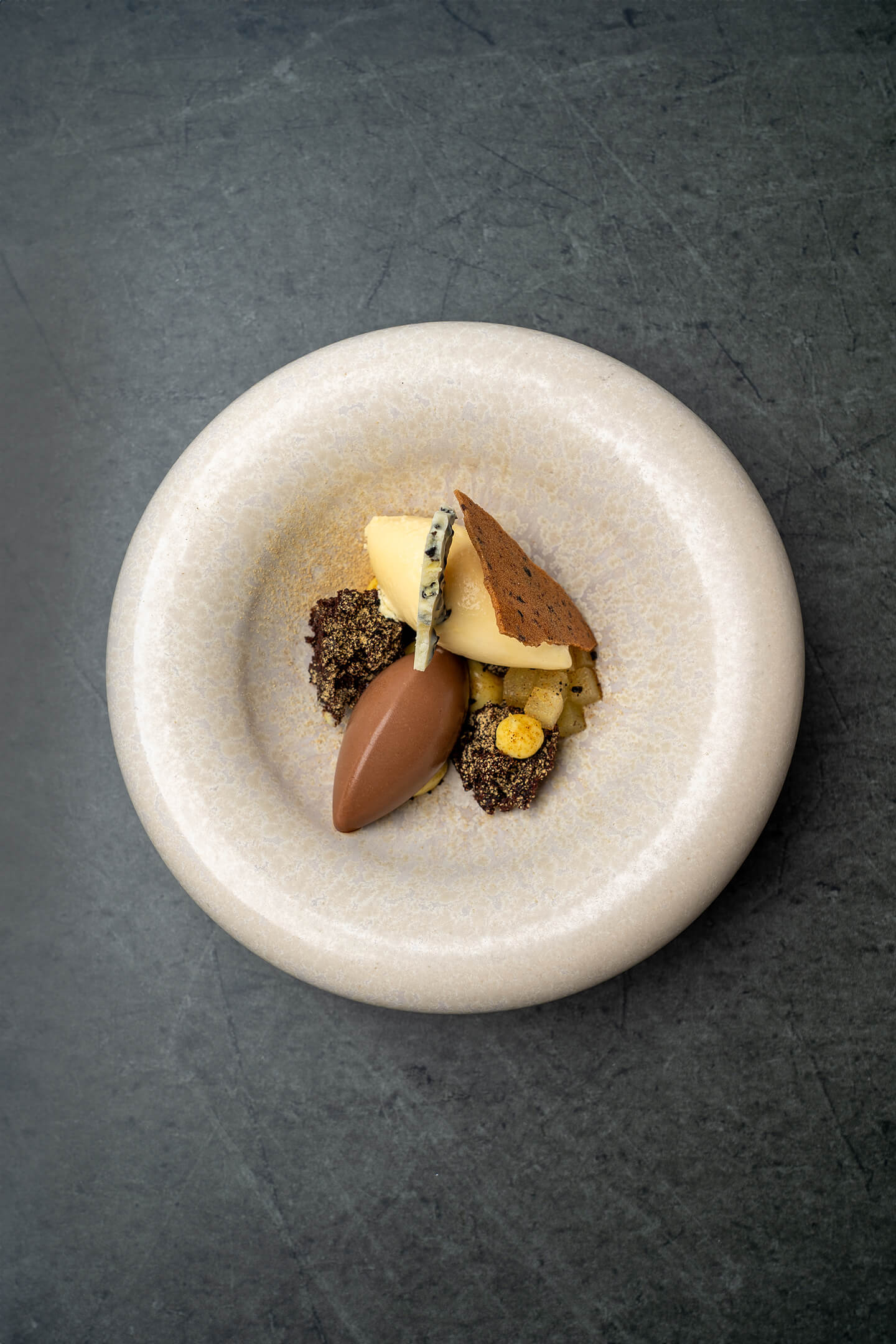 Chocoladecake met witte chocolade, olijf, passievrucht en peer ...