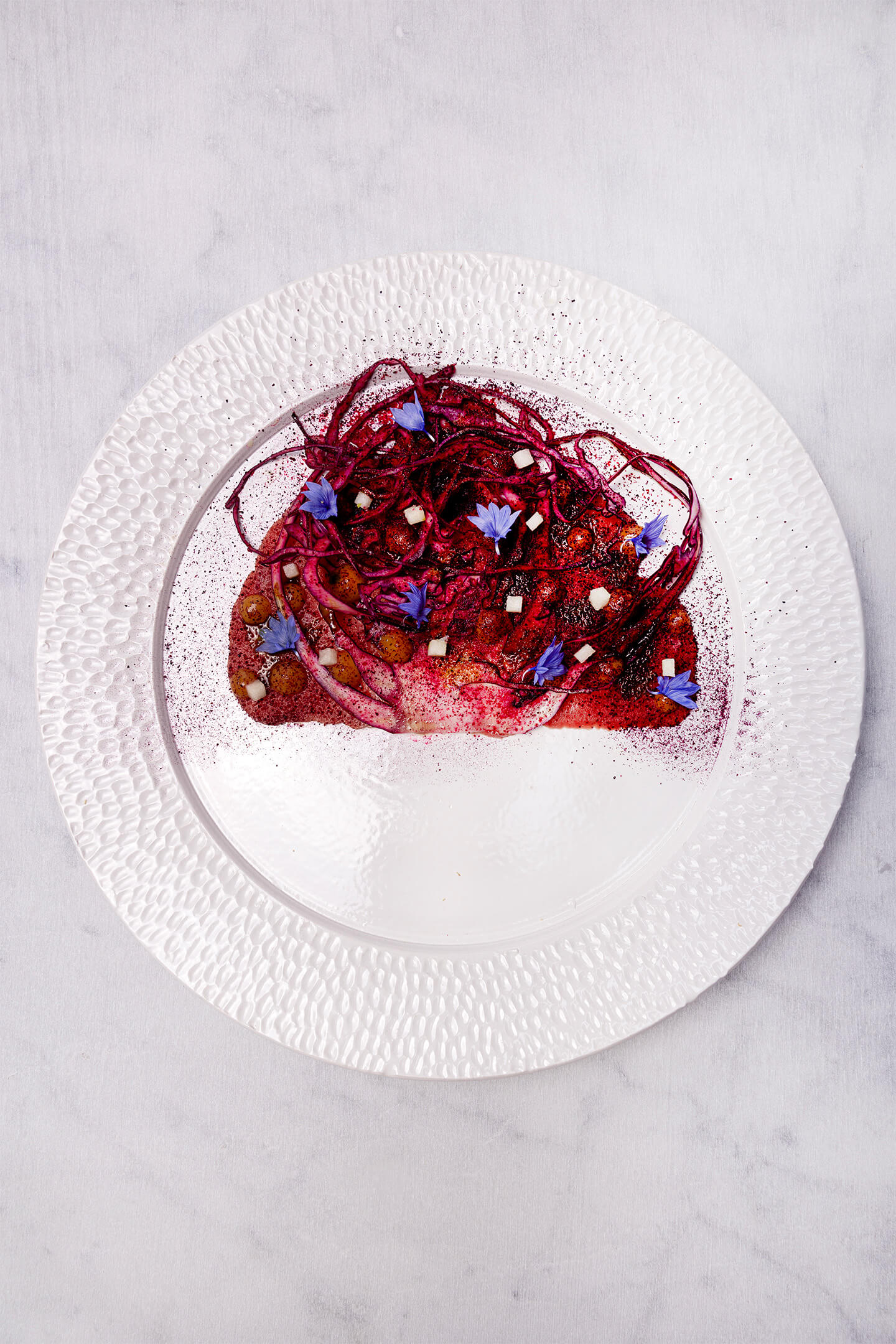 Carpaccio van rundermuis met rode kool en mierikswortel