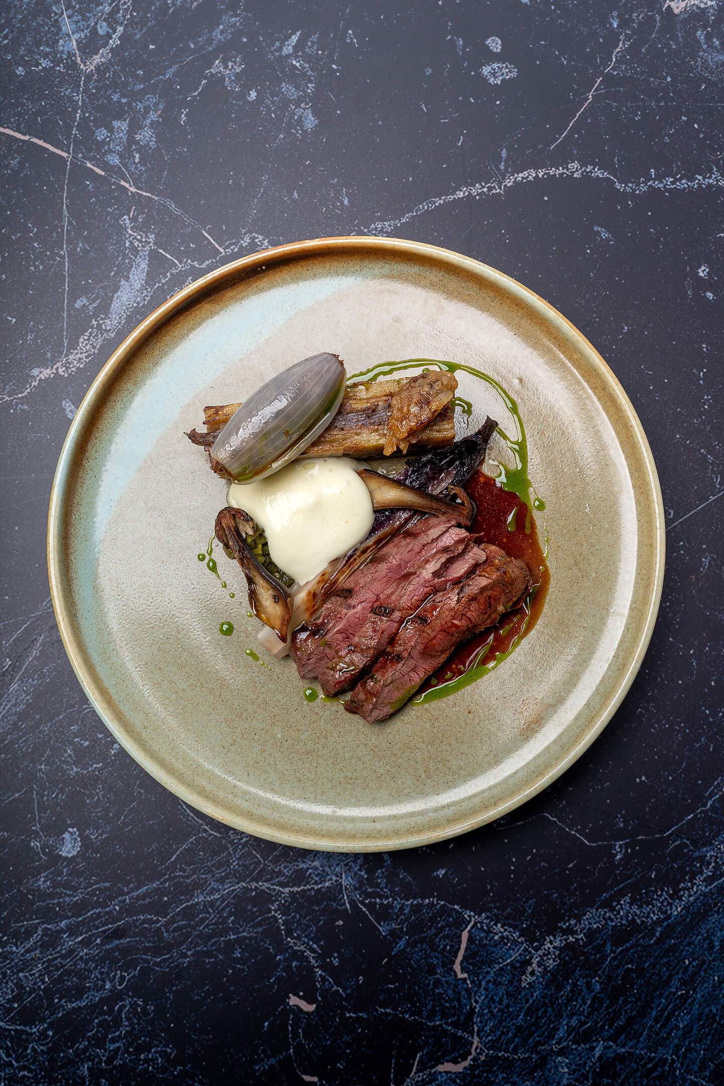 Gegrilde rundersukade met aardappel à la boulangere en gevulde ui